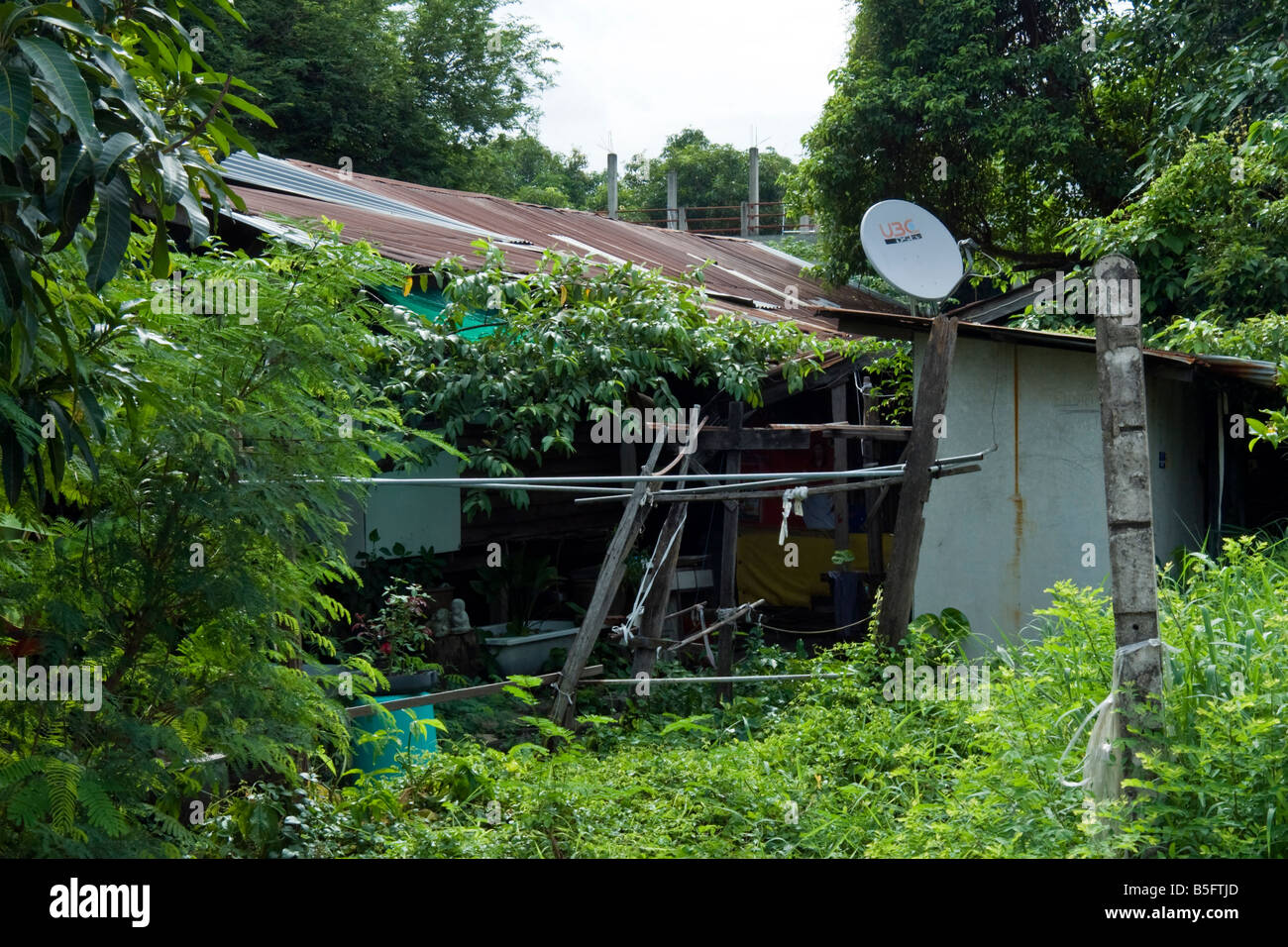 Shack corrugated tin roof hi-res stock photography and images - Alamy