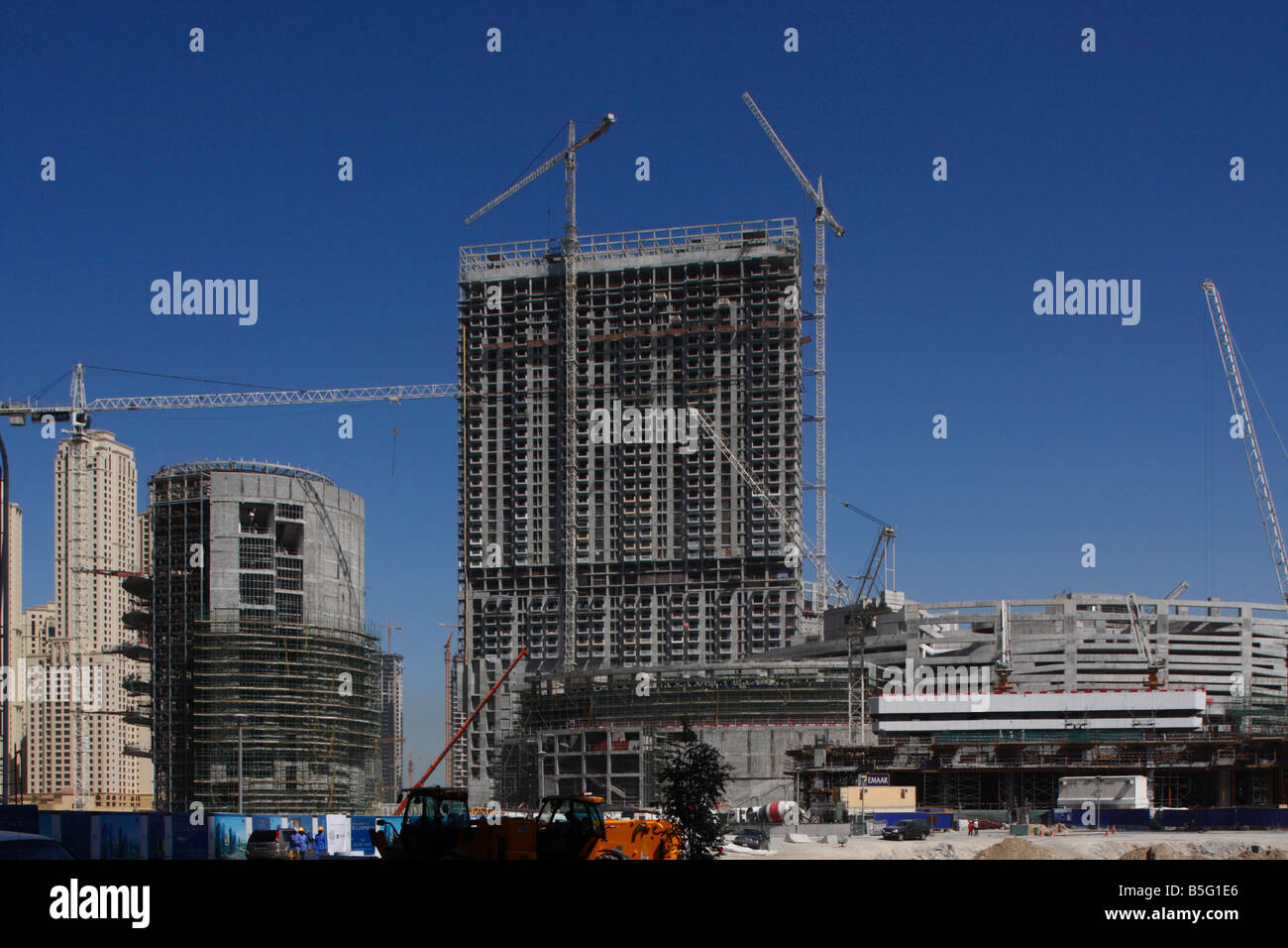 Dubai infrastructure building construction hi-res stock photography and ...