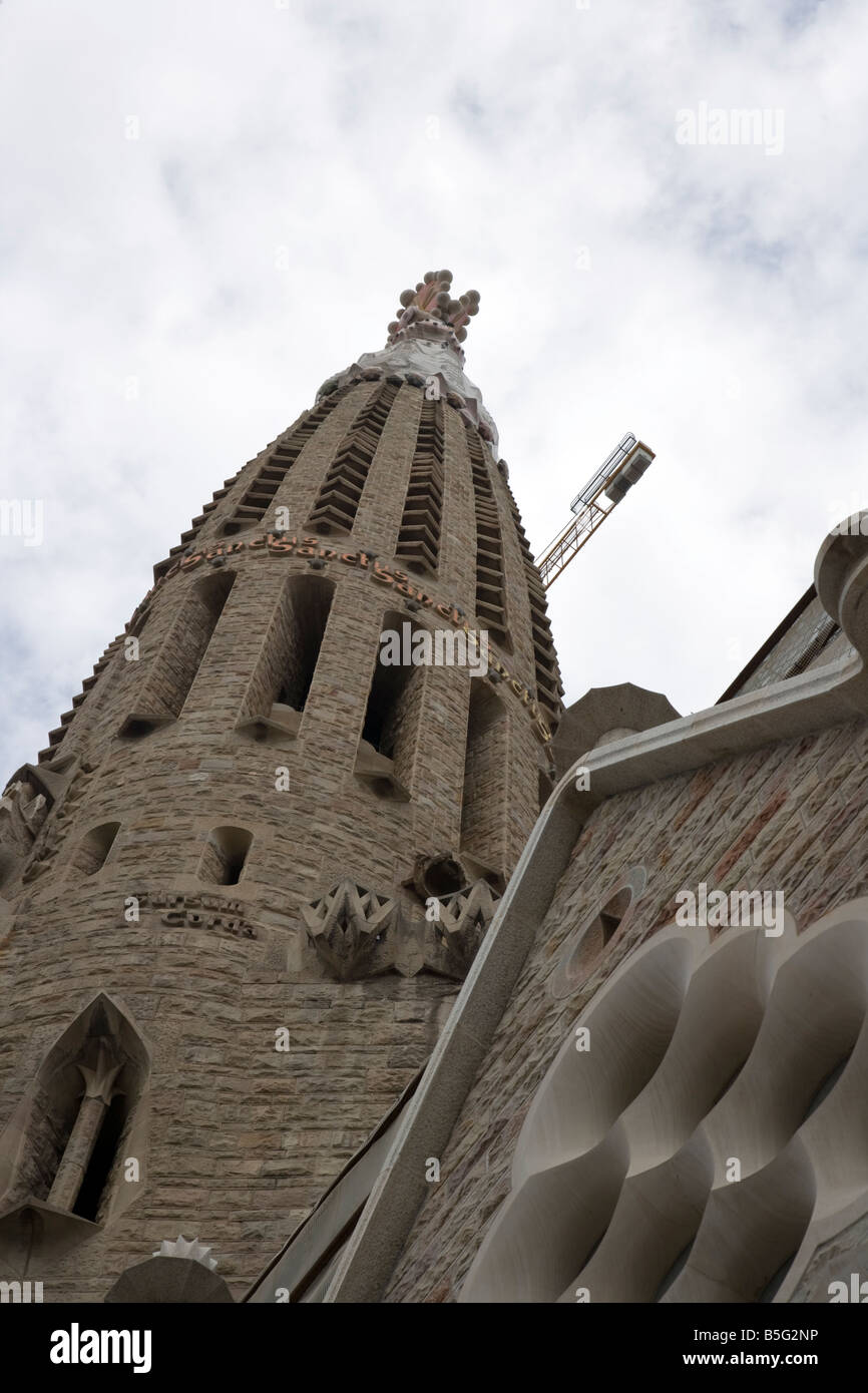 Facade of The Templo expiatorio de la Sagrada Família (Spanish ...