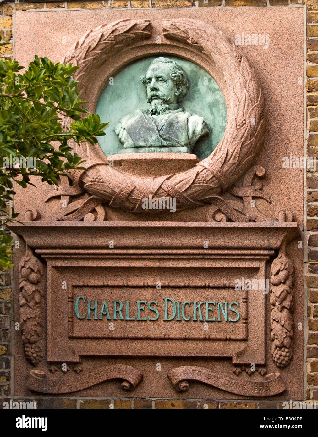 Charles dickens memorial hi-res stock photography and images - Alamy