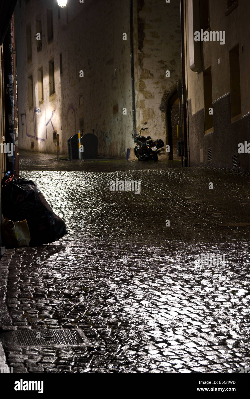 City street night dark lonely hi-res stock photography and images - Alamy