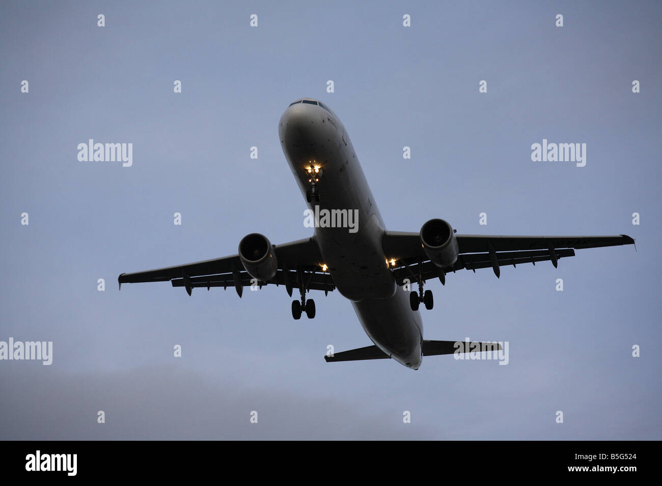 An airplane in flight Stock Photo - Alamy