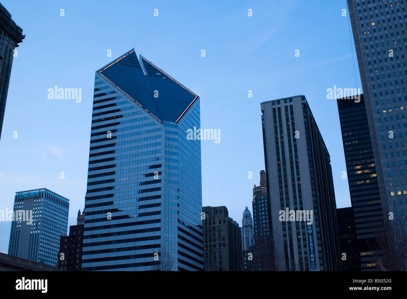 Stone container building chicago hi-res stock photography and images ...