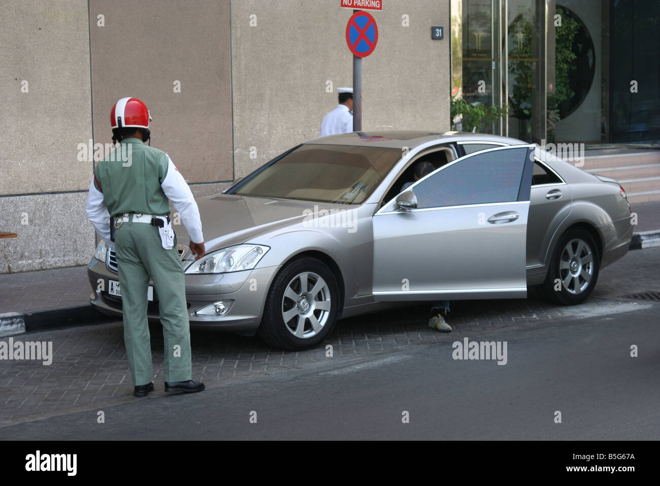 Traffic cop giving ticket hi-res stock photography and images - Alamy