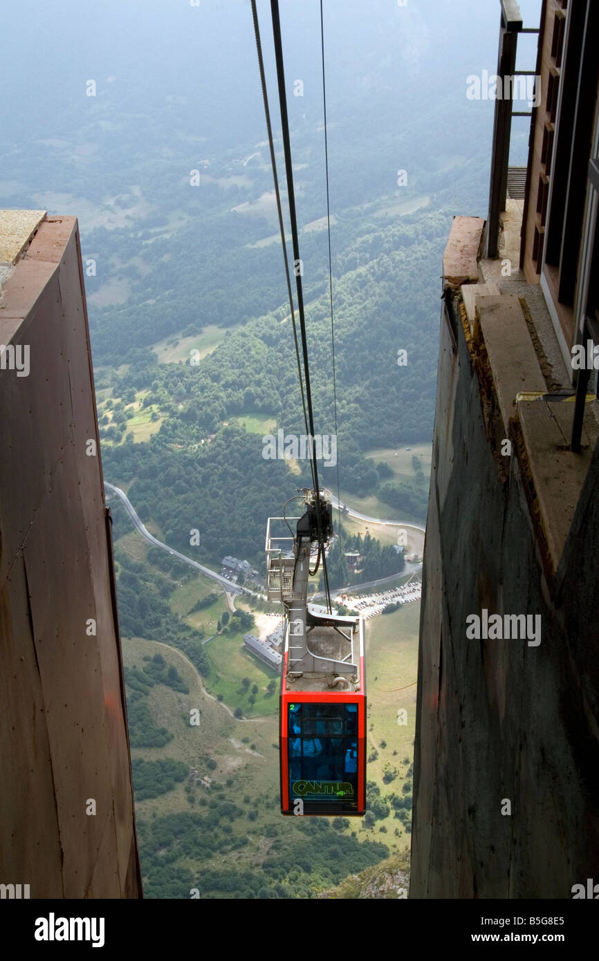 Aerial tramway hi-res stock photography and images - Alamy