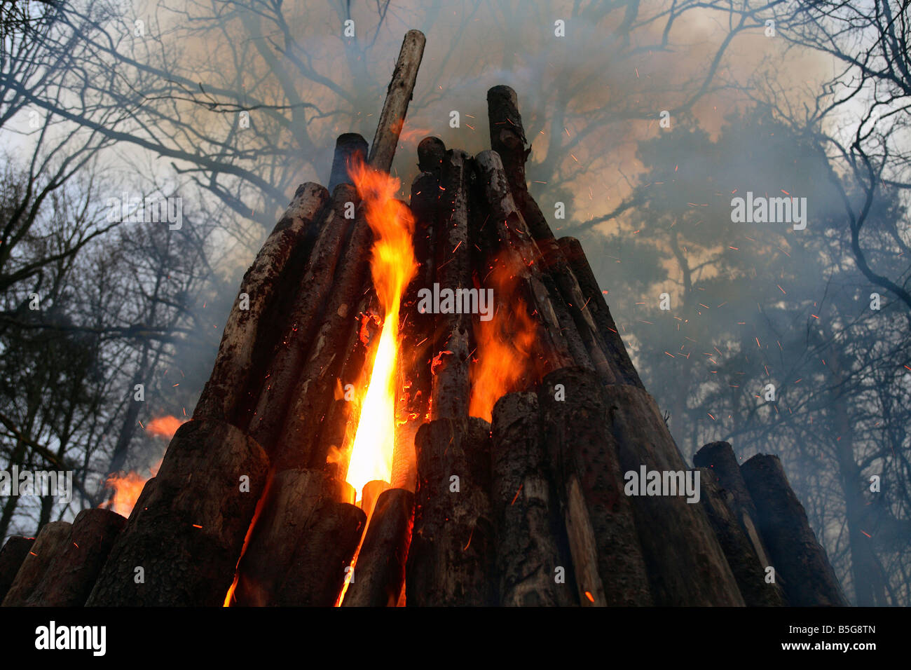 Huge wooden beams hi-res stock photography and images - Alamy