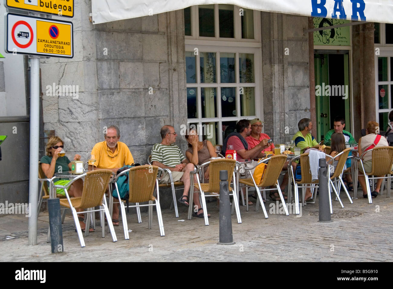 Outdoor outdoors cafe restaurant bar hi-res stock photography and ...