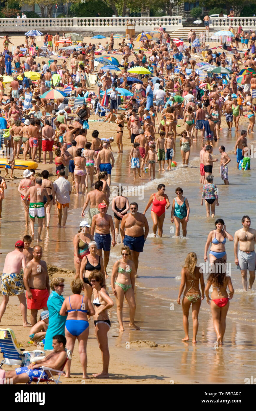 Summer beach crowd hi-res stock photography and images - Alamy
