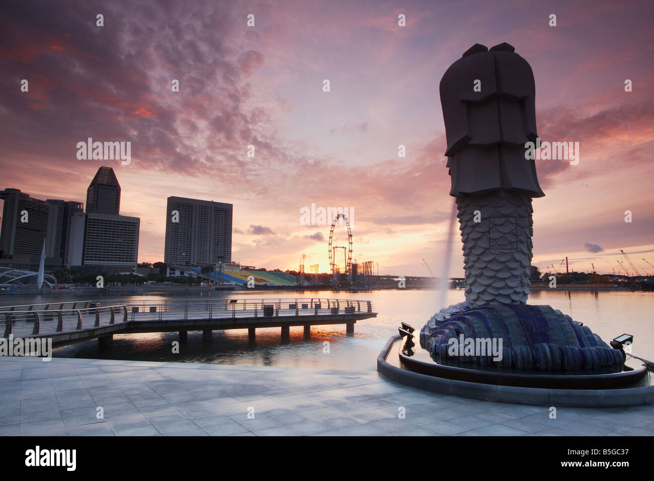 Merlion Statue And Marina Promenade At Dawn Stock Photo - Alamy