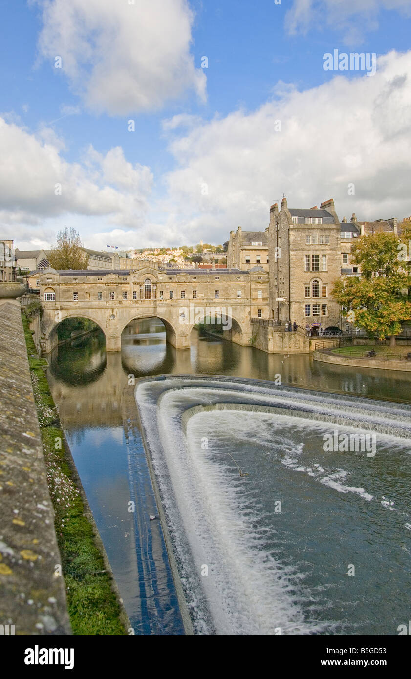The historic Pulteney Bridge in Bath, UK, spans the River Avon with its ...