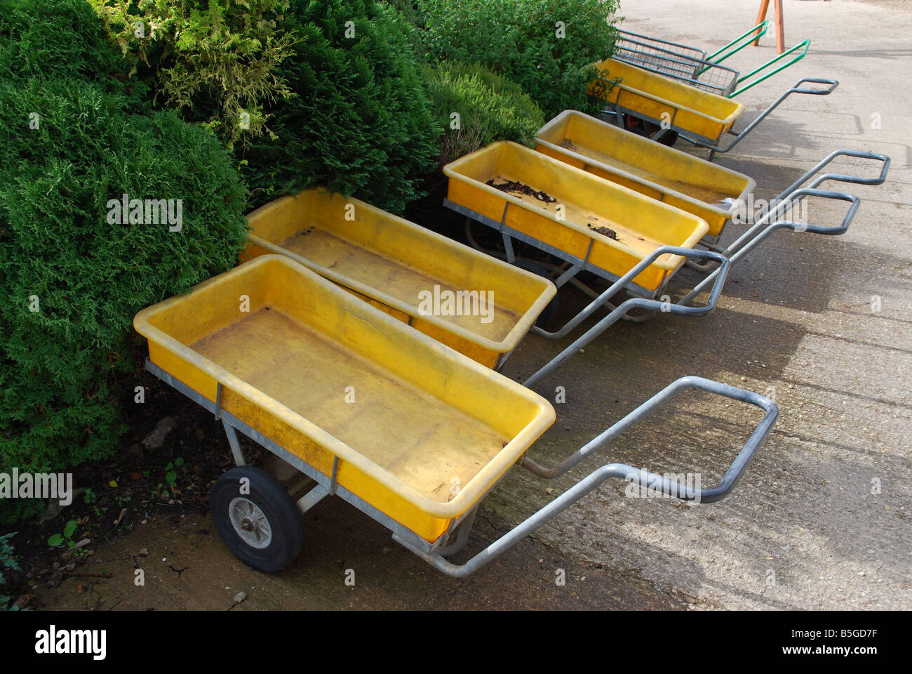 Row of wheelbarrows hi-res stock photography and images - Alamy