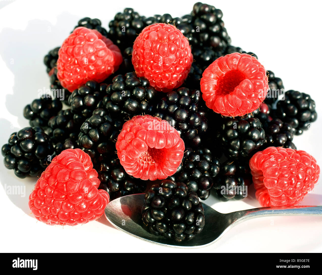 Raspberries on white plate hi-res stock photography and images - Alamy