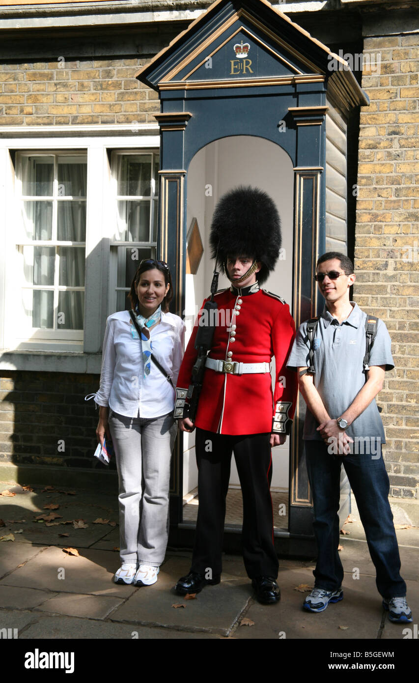 Tourists pose with Guardsman London Stock Photo - Alamy