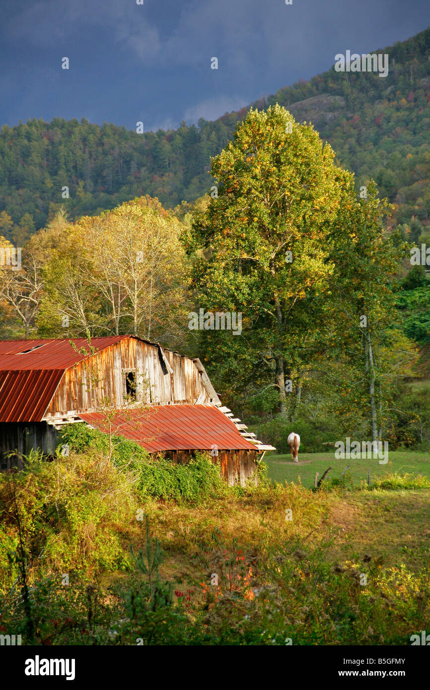 Red roof barn in the North Carolina mountains Stock Photo - Alamy