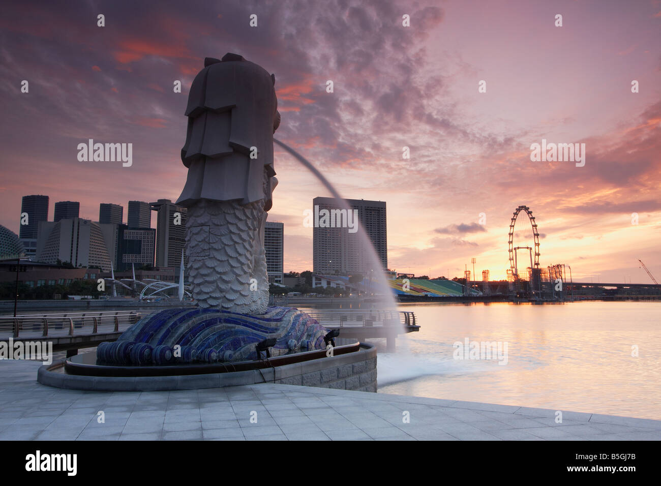 Merlion Statue And Marina Promenade At Dawn Stock Photo - Alamy