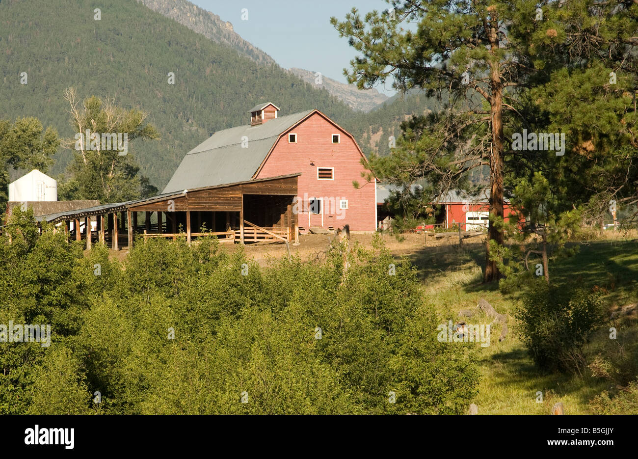 Barn located in Montana's high country Stock Photo - Alamy