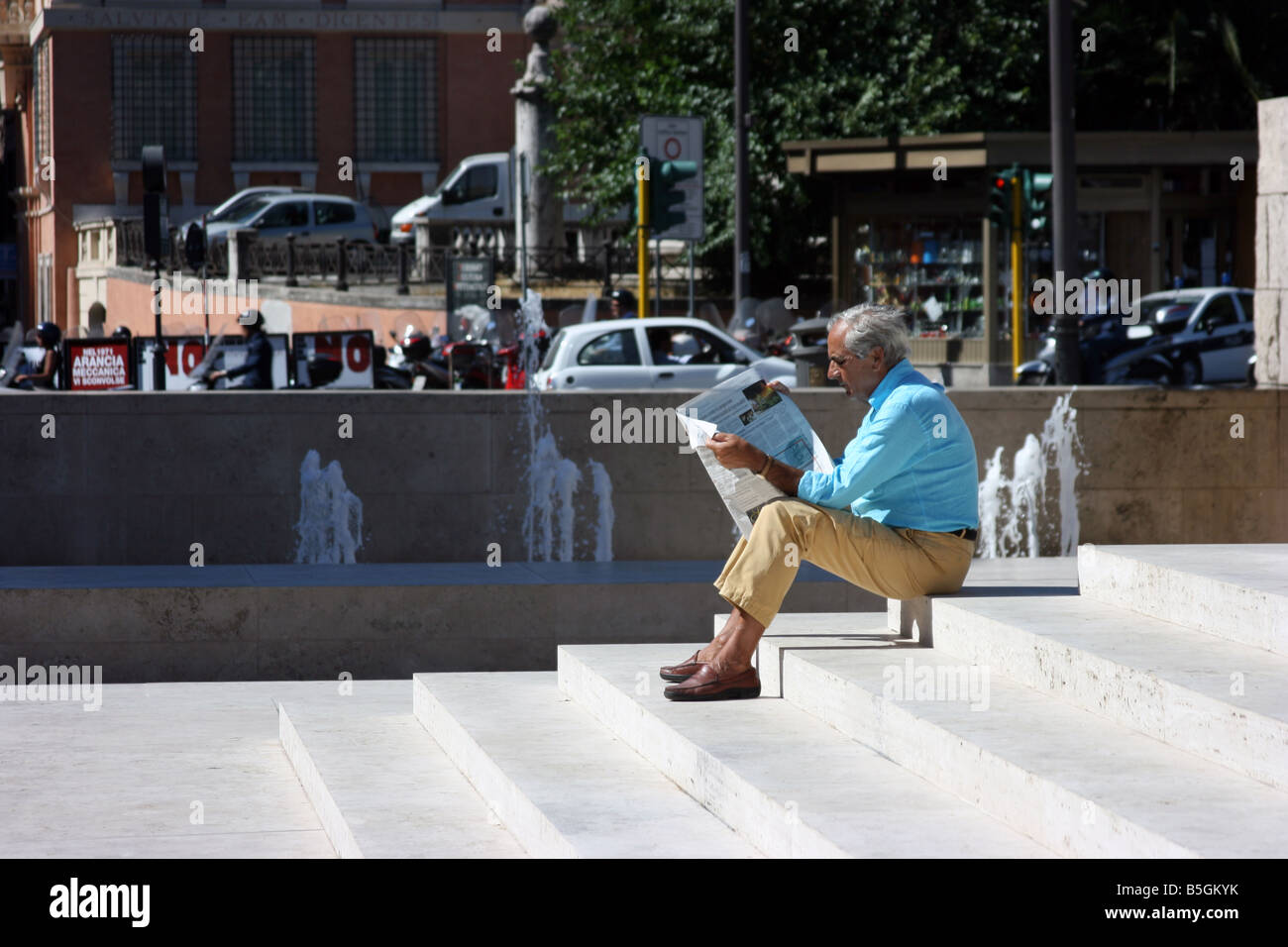 Old man reading newspaper, Rome, Italy Stock Photo - Alamy