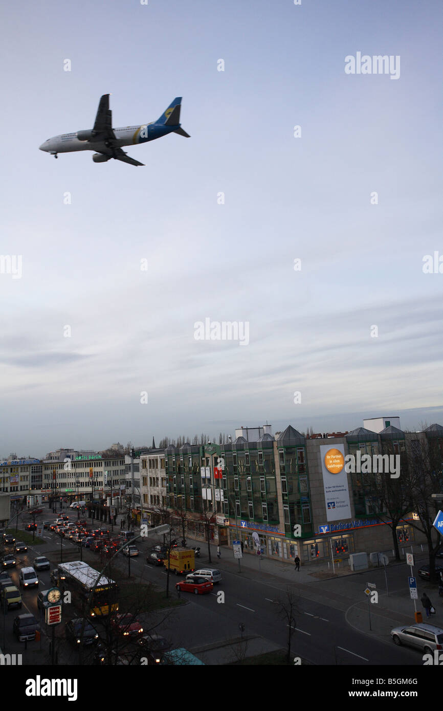 Flying over a street hi-res stock photography and images - Alamy