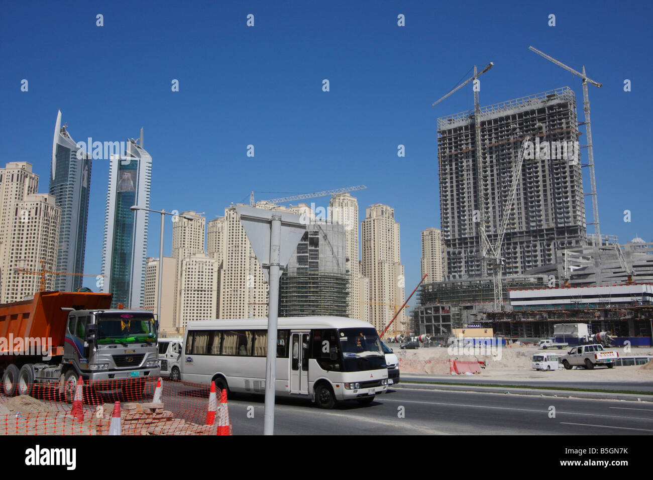 CONSTRUCTION OF A BUILDING IN DUBAI Stock Photo - Alamy