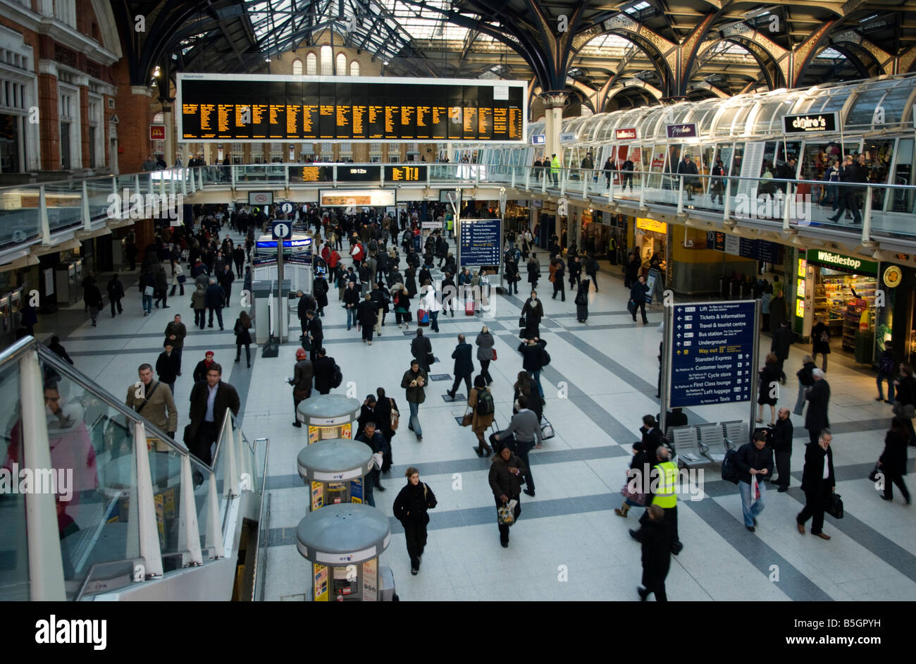 London stations hi-res stock photography and images - Alamy