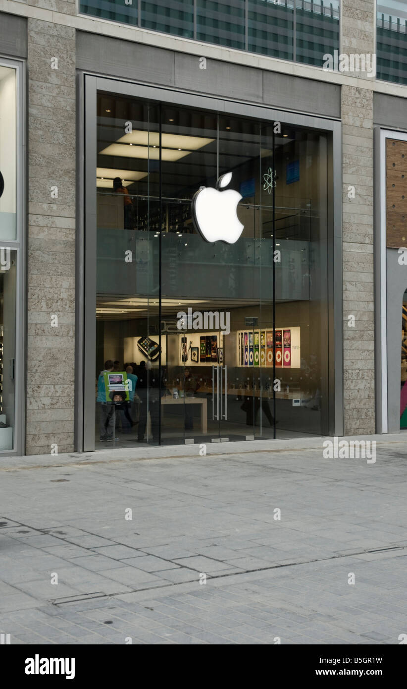 Apple Store in Liverpool ONE shopping centre Stock Photo - Alamy