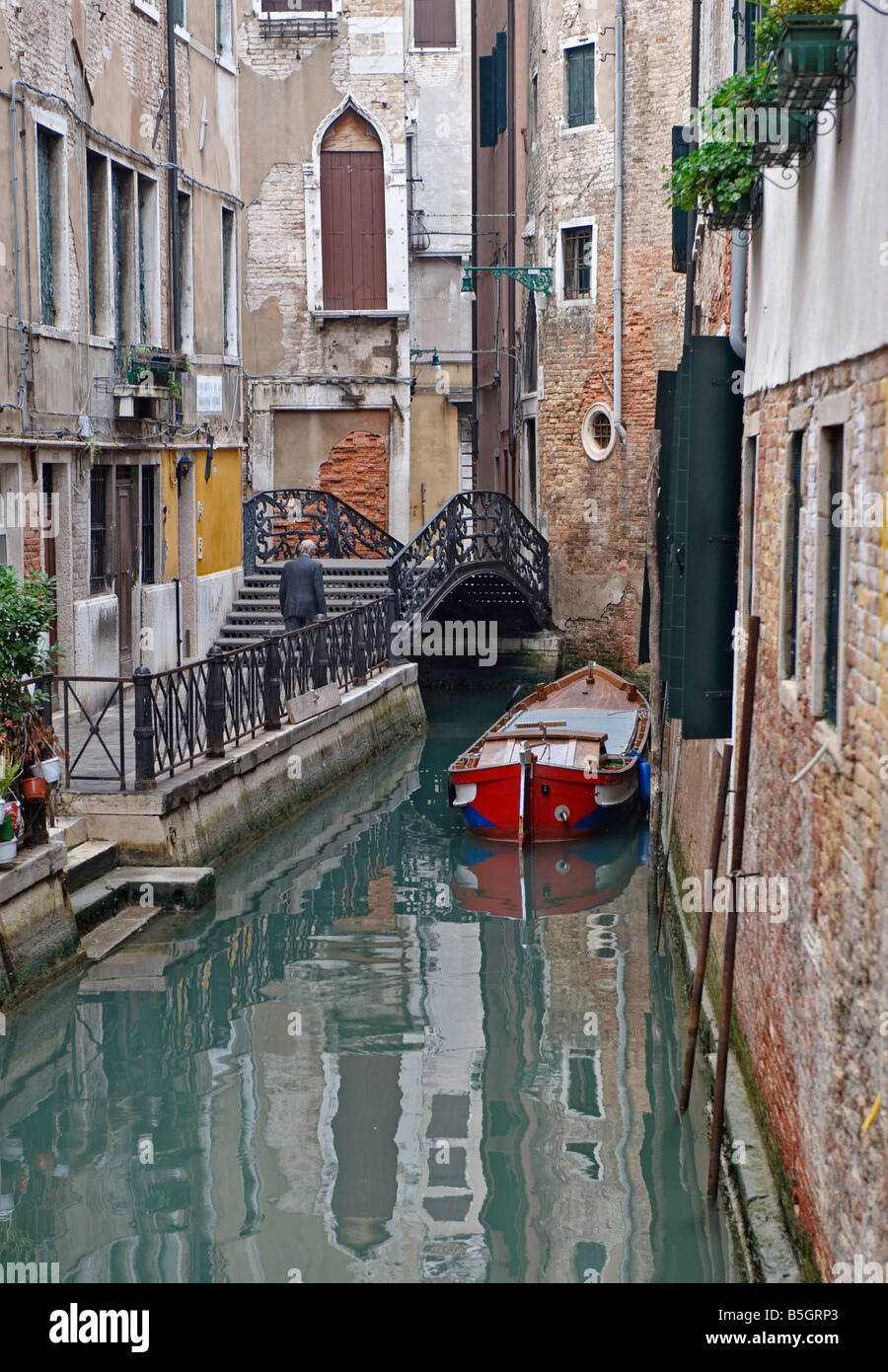 Red boat hi-res stock photography and images - Alamy