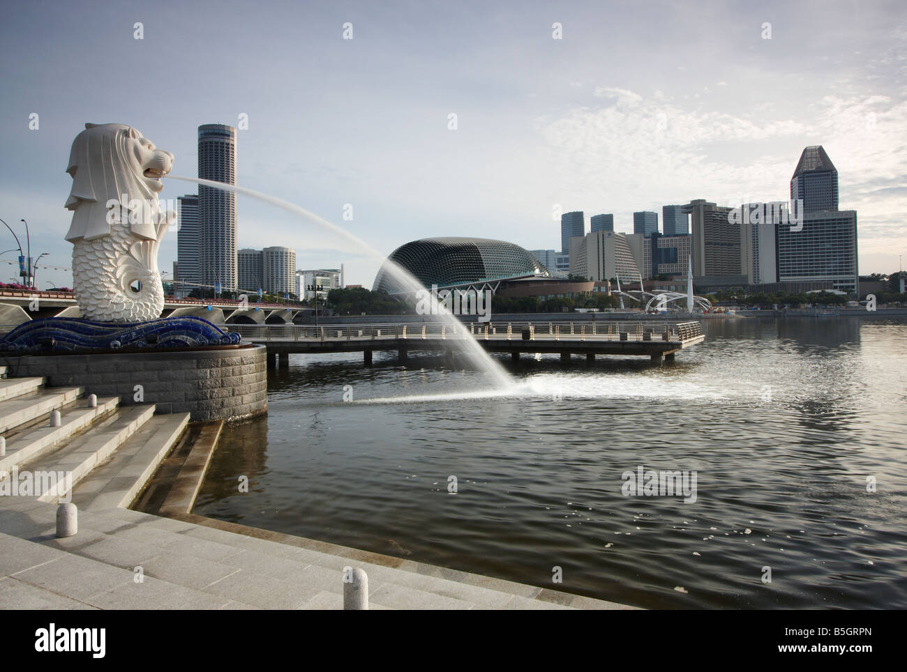Merlion Statue And Marina Promenade Singapore Stock Photo - Alamy