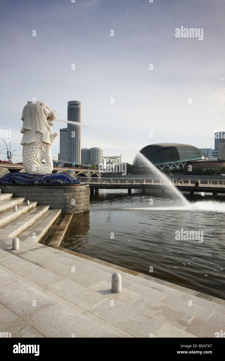 Merlion Statue And Marina Promenade Singapore Stock Photo - Alamy
