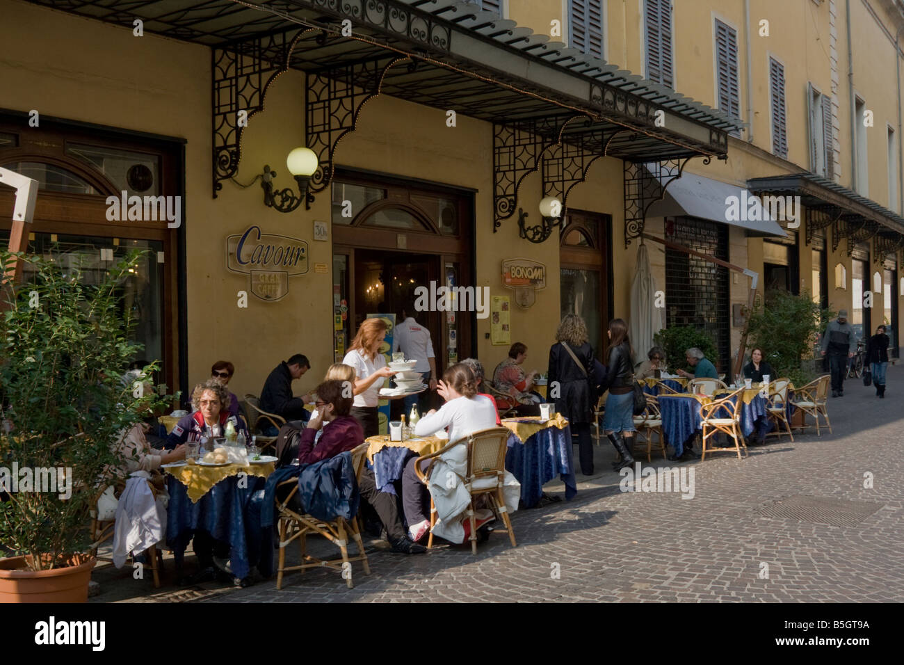 Al fresco dining italy hi-res stock photography and images - Alamy