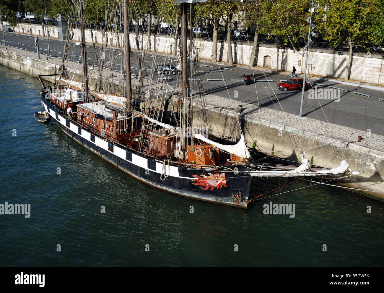 Paris, quai : voilier "La Boudeuse Stock Photo - Alamy