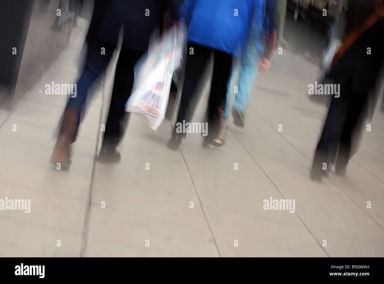 Shoppers and workers hi-res stock photography and images - Alamy