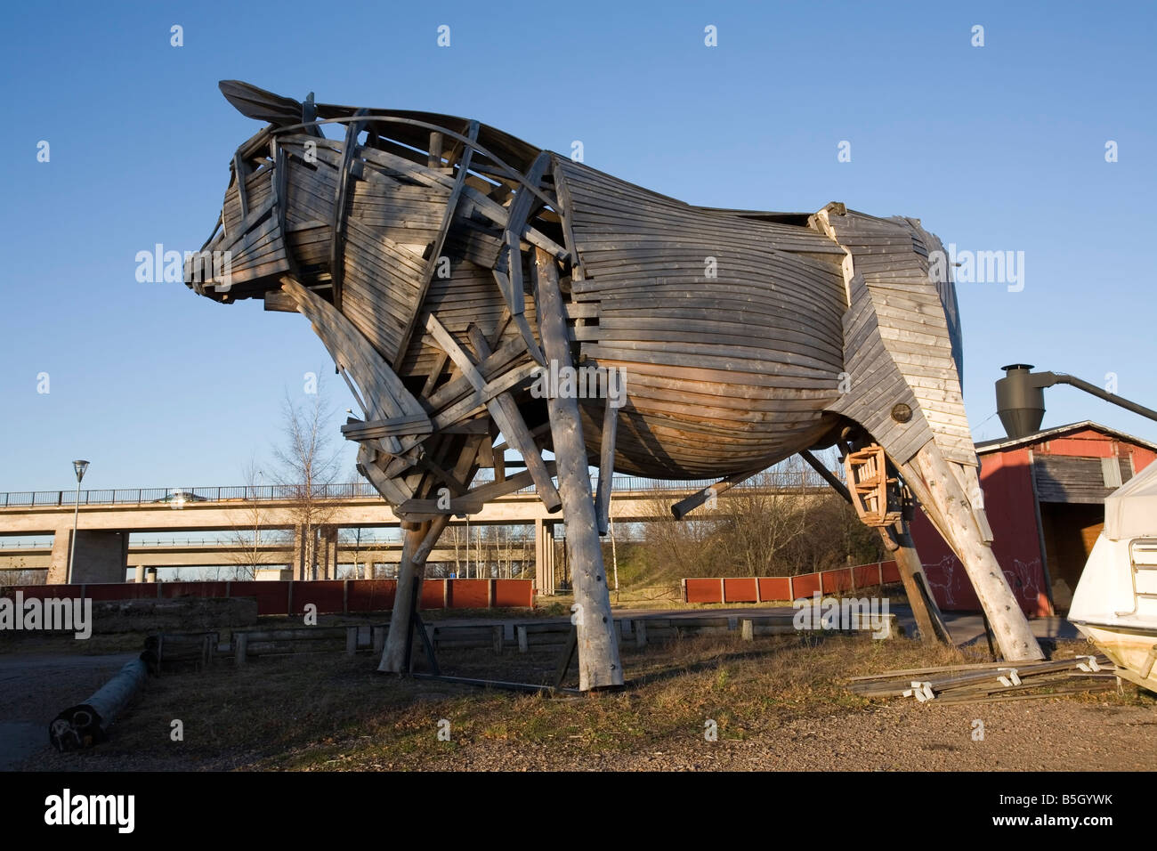 Bull statue hi-res stock photography and images - Alamy