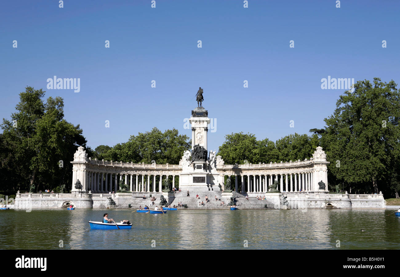 Retiro Park (El Retiro), boating lake (Estanque del Retiro) and ...