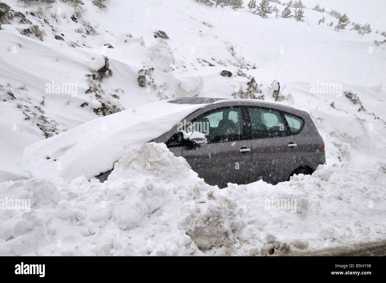 Motor car trapped in snow Stock Photo - Alamy