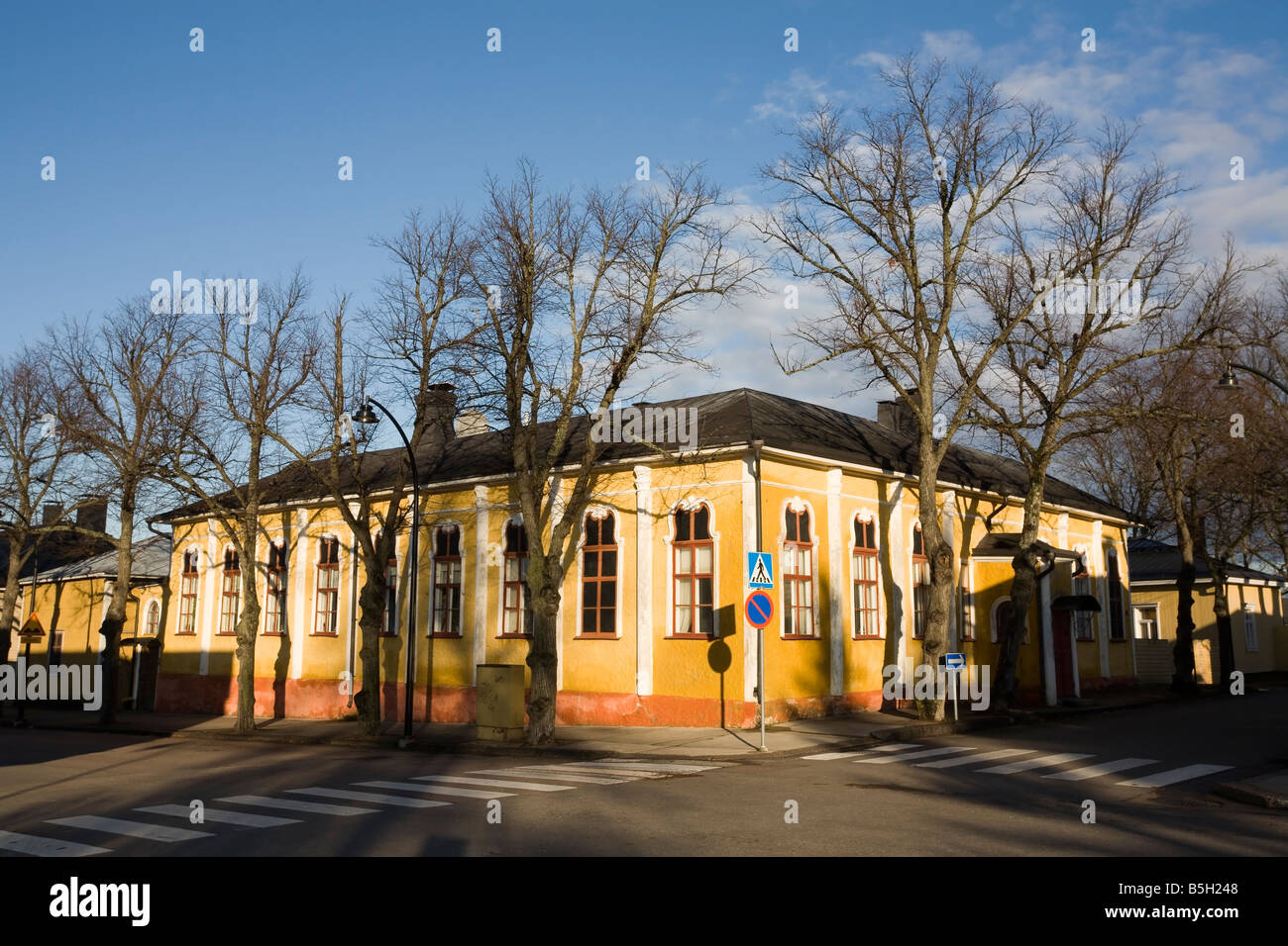 Old house in corner hi-res stock photography and images - Alamy