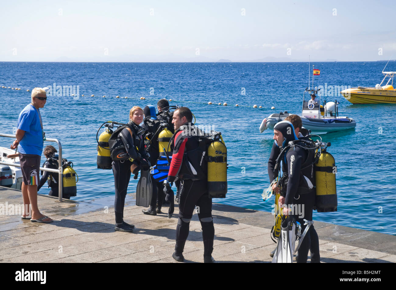Scuba Divers Getting Ready For Diving High Resolution Stock Photography ...