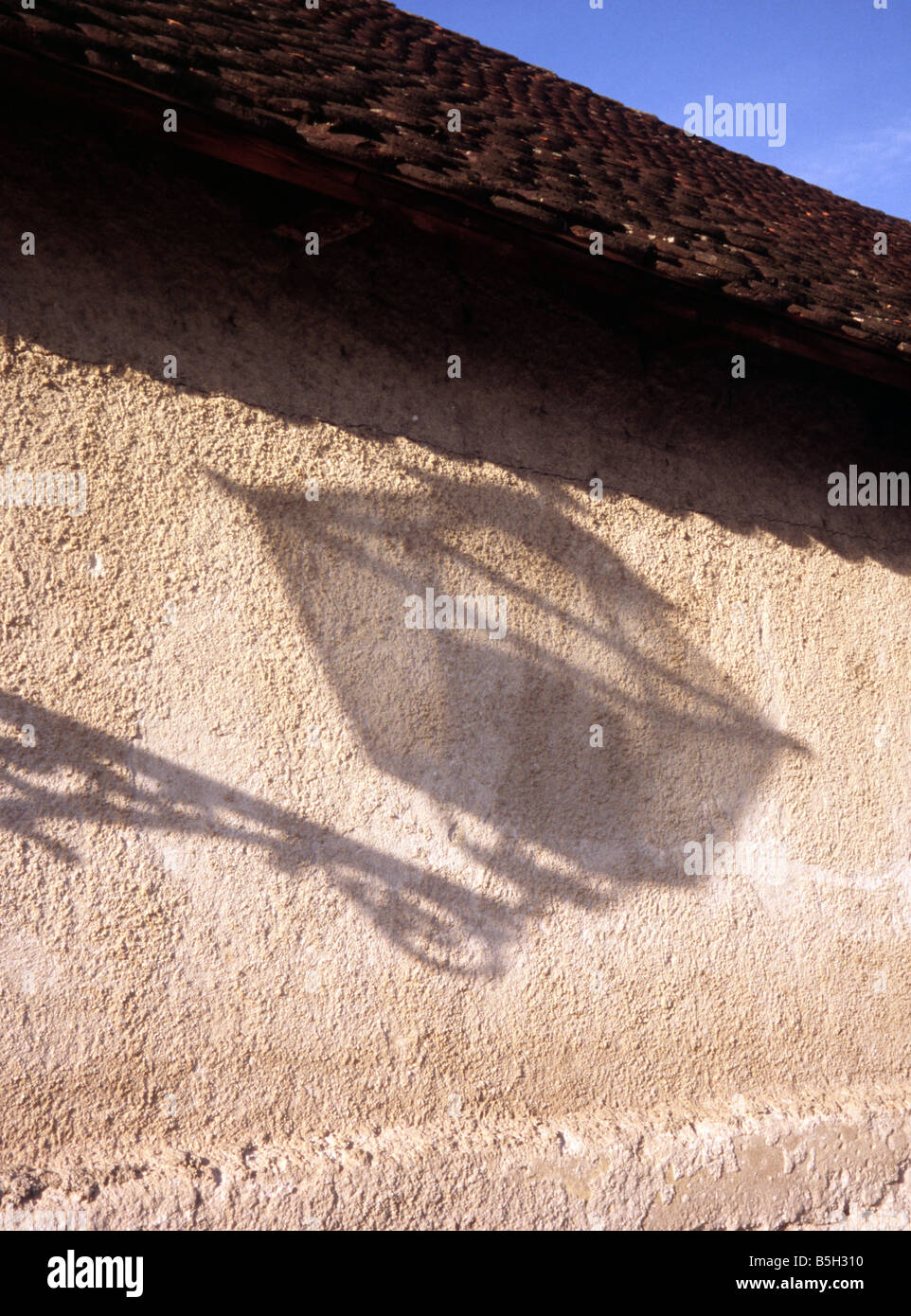 Lantern shadow on old wall Stock Photo - Alamy
