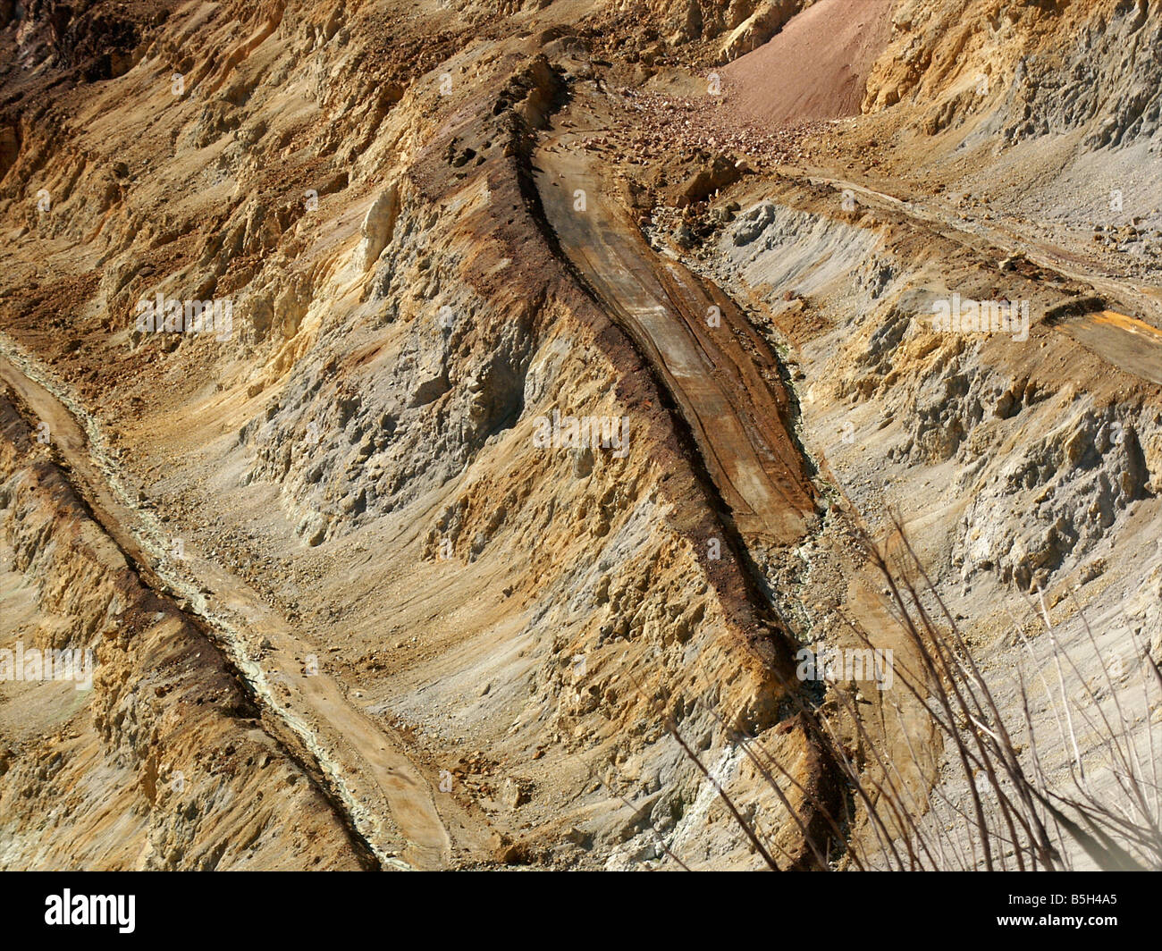 The track going down in the Lavender Pit mine in Bisbee Stock Photo - Alamy