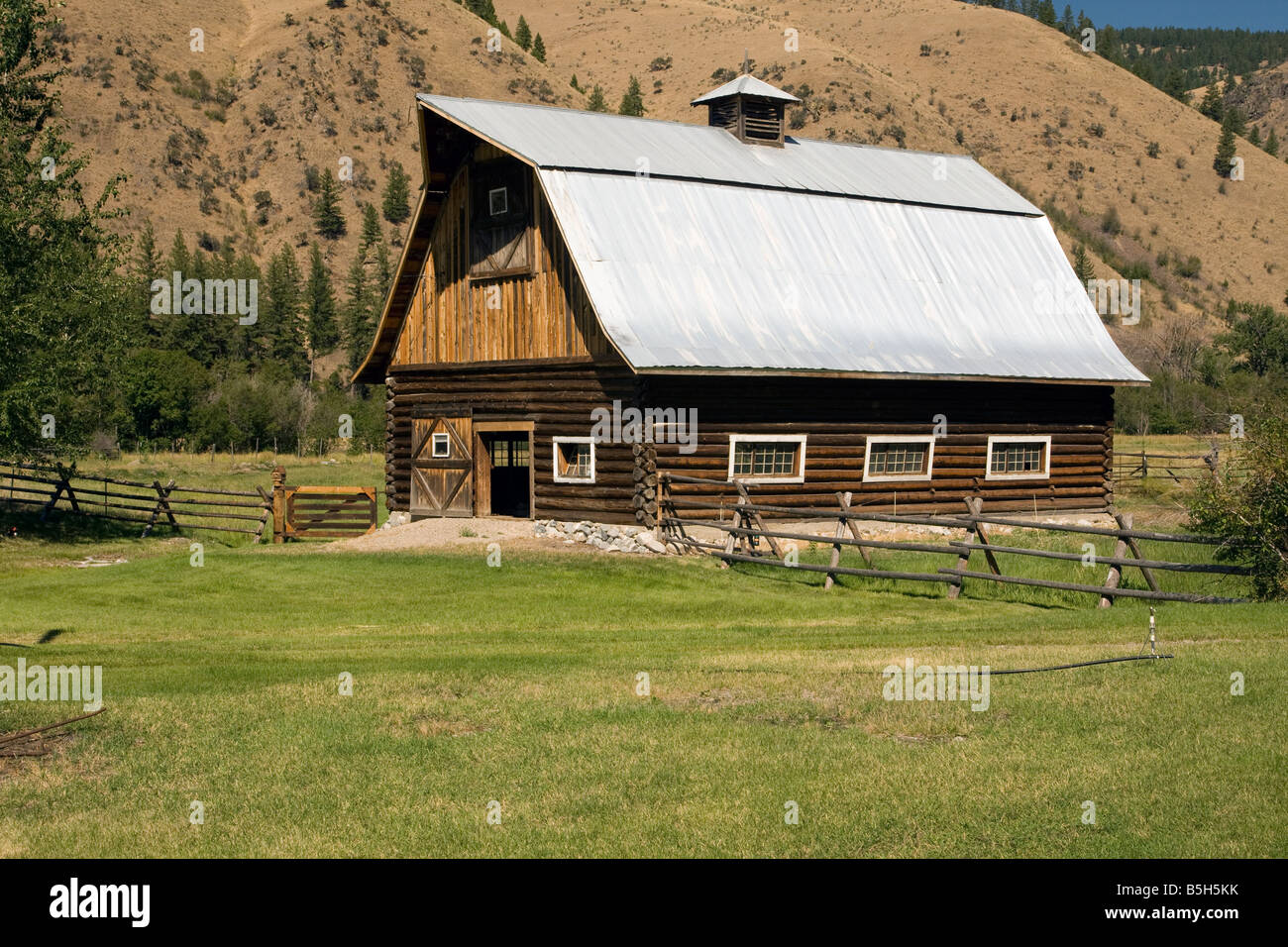 Barn located in Montana high country Stock Photo - Alamy