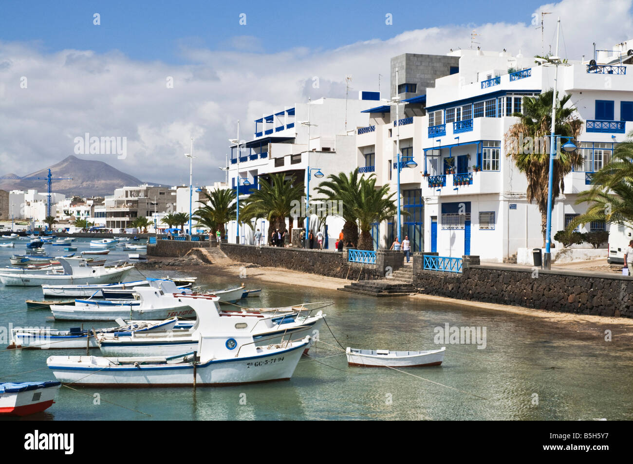 dh Arrecife lagoon ARRECIFE LANZAROTE Houses and boats inner harbour ...