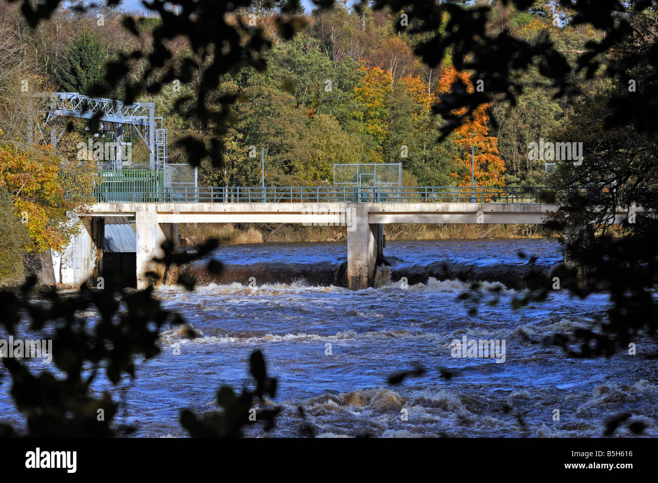 Bonnington weir hi-res stock photography and images - Alamy