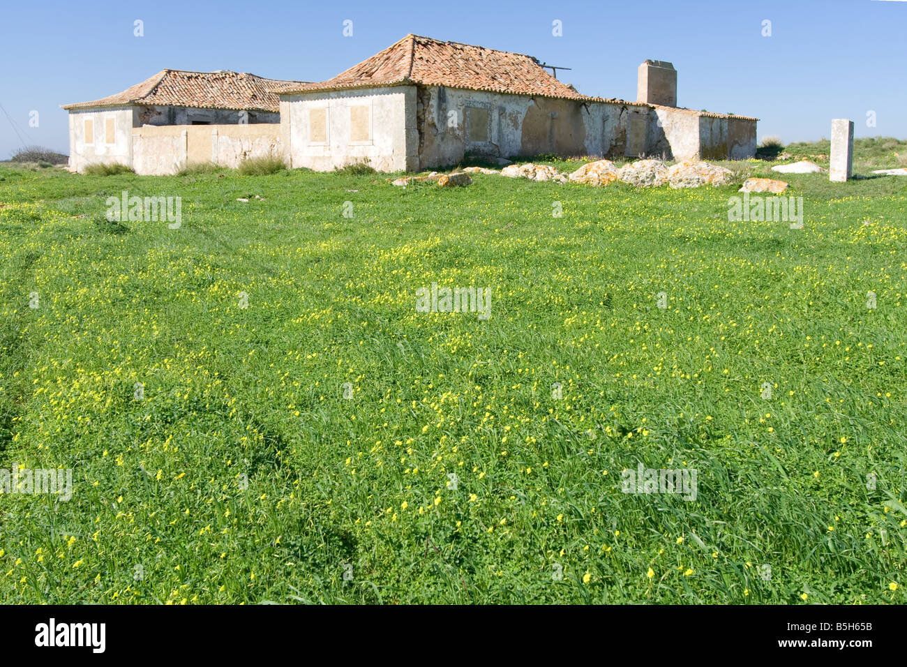 Old ruined rural house in the Espichel Cape landscape. Sesimbra ...