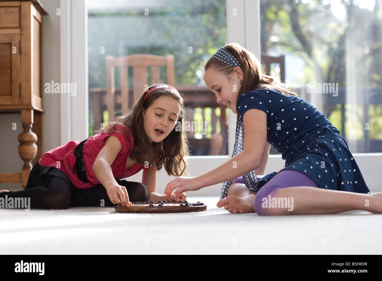 girls playing board games Stock Photo - Alamy