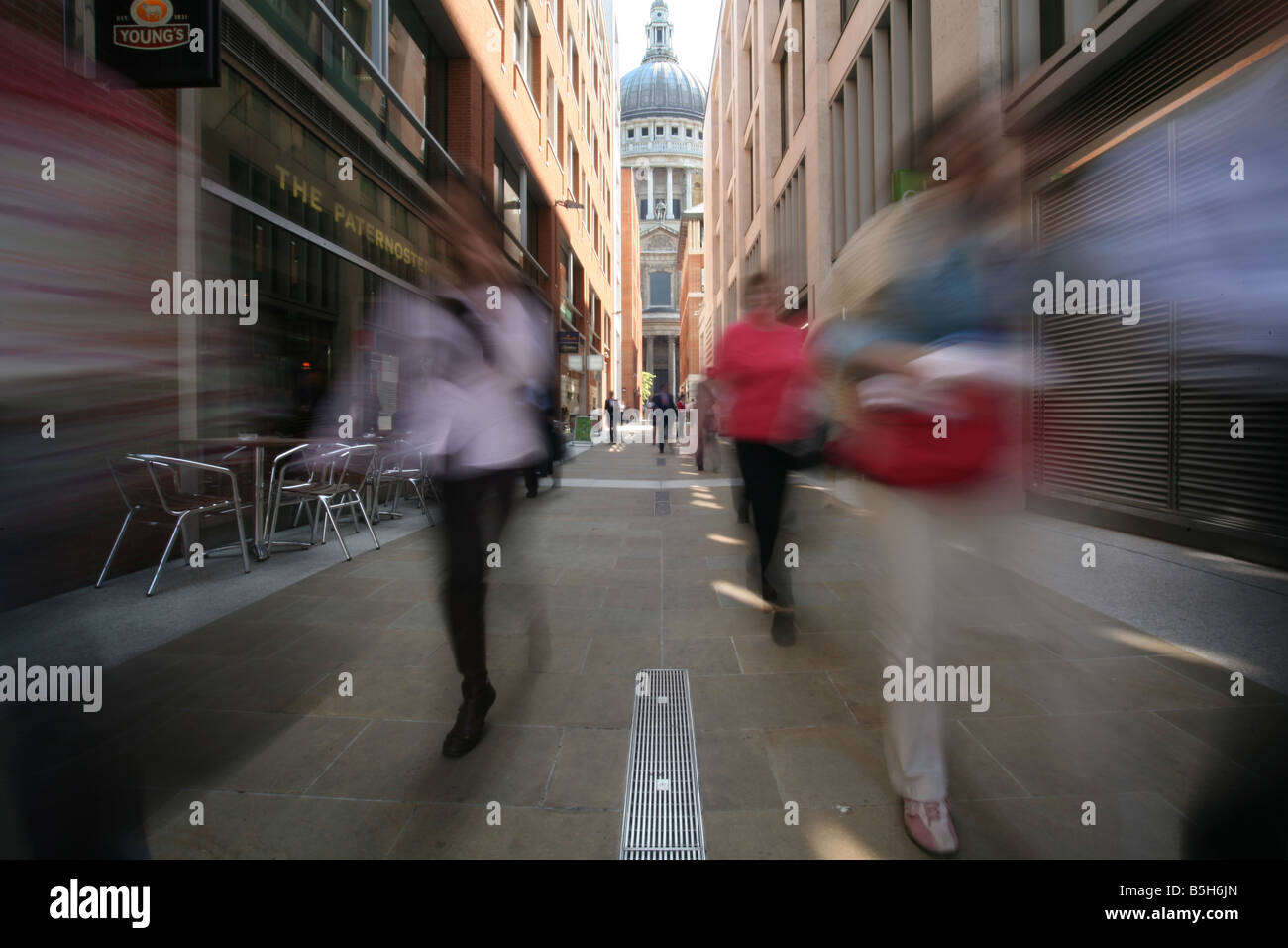 Busy london street hi-res stock photography and images - Alamy