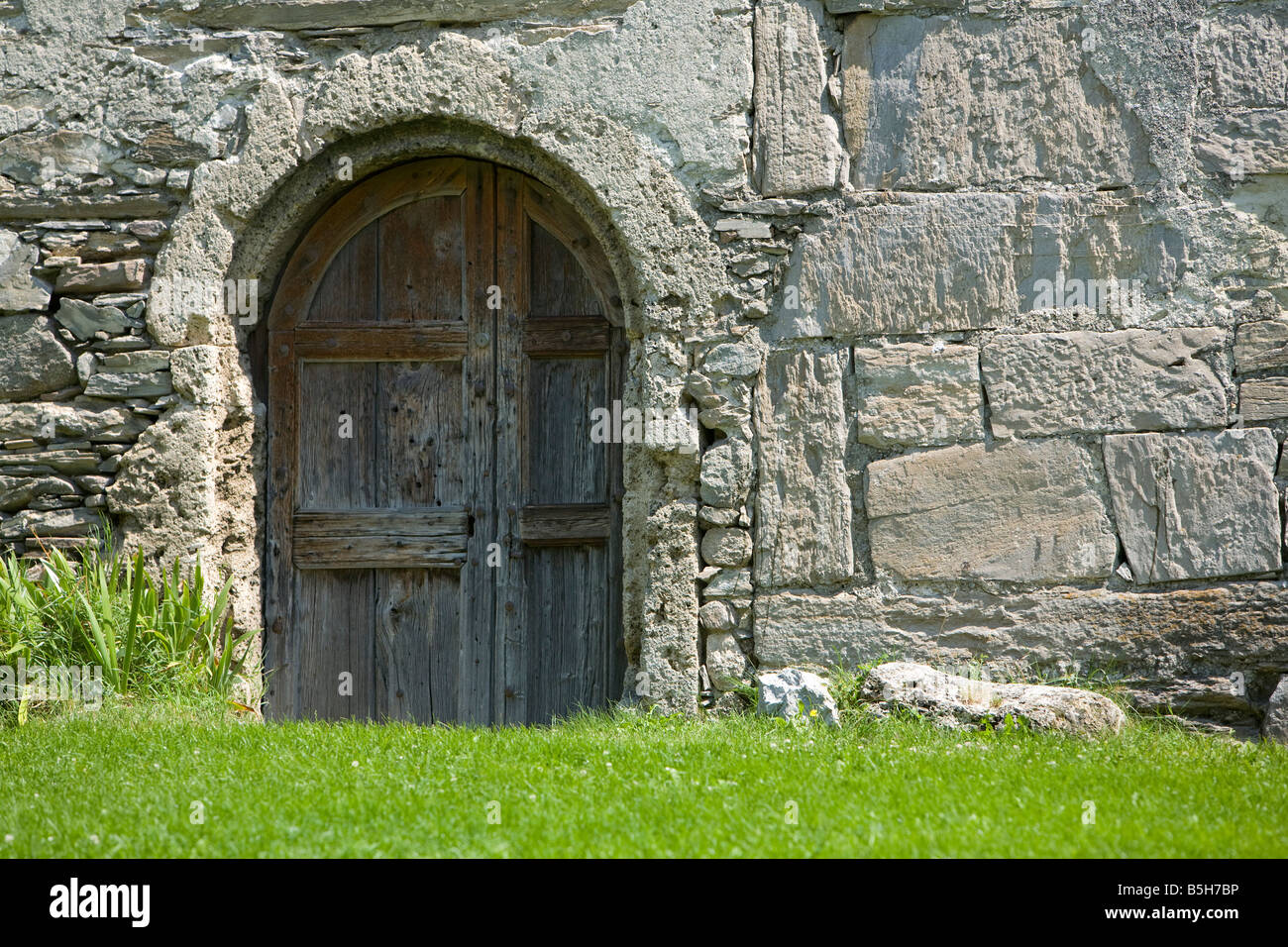 Door in a stone wall Stock Photo - Alamy
