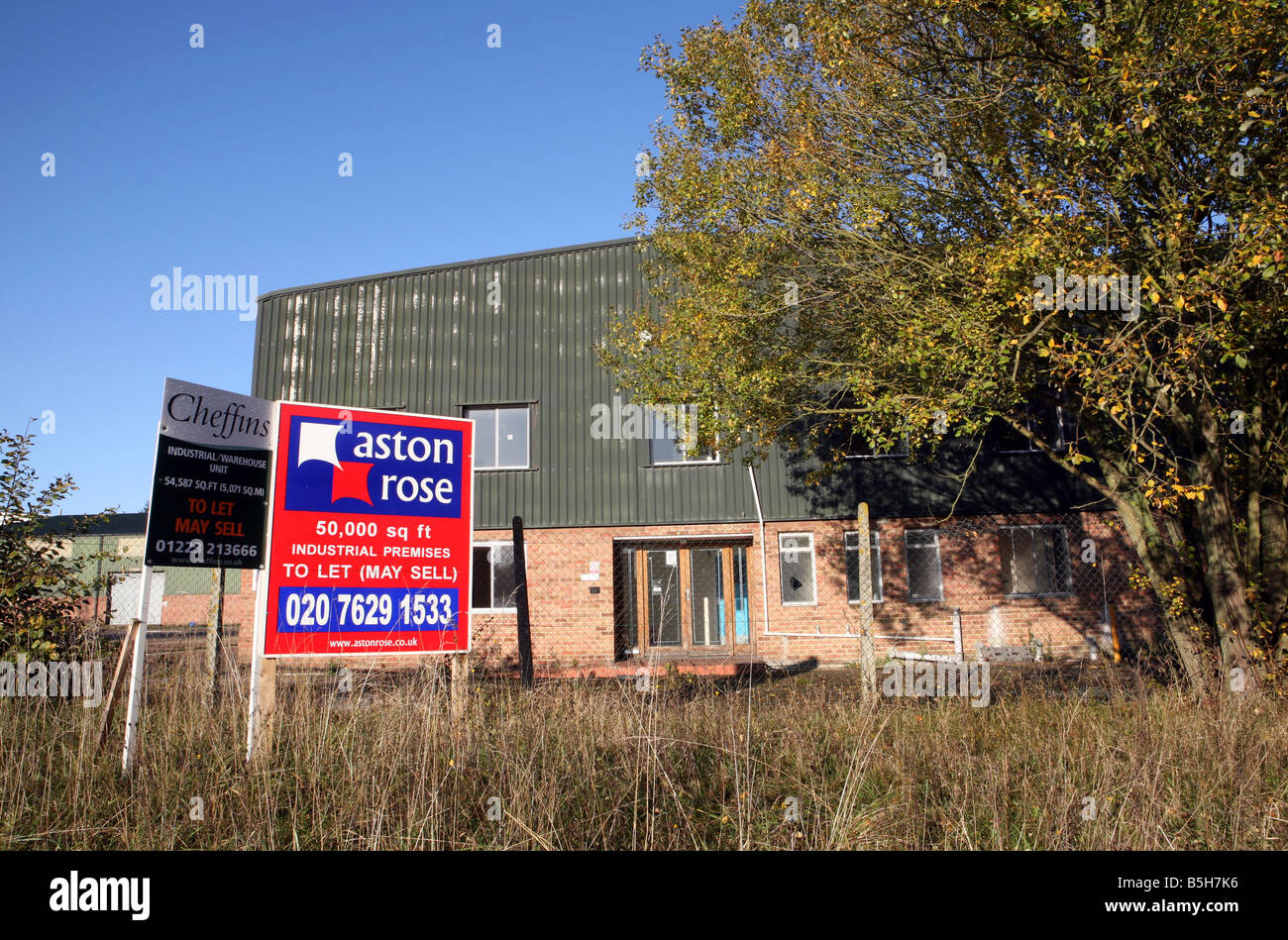 Small industrial units hi-res stock photography and images - Alamy