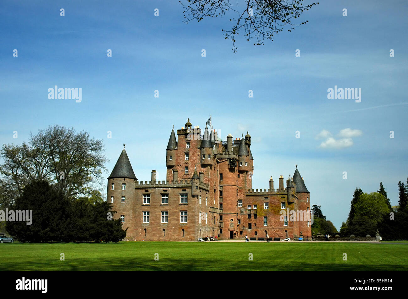 The queen mother glamis castle hi-res stock photography and images - Alamy
