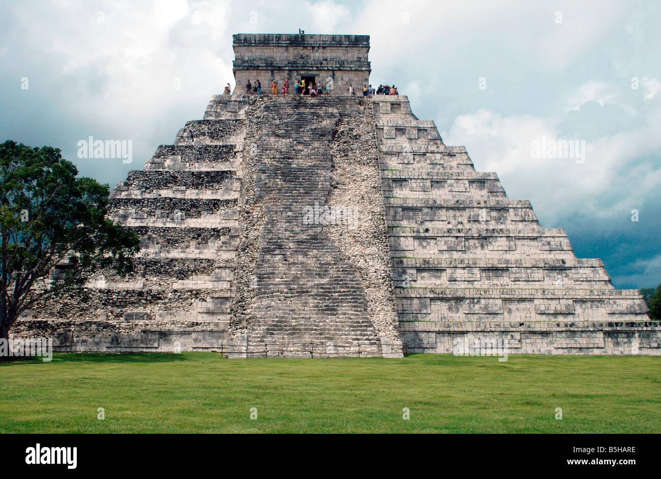 Central Pyramid at Chichen Itza, Mexico Stock Photo - Alamy