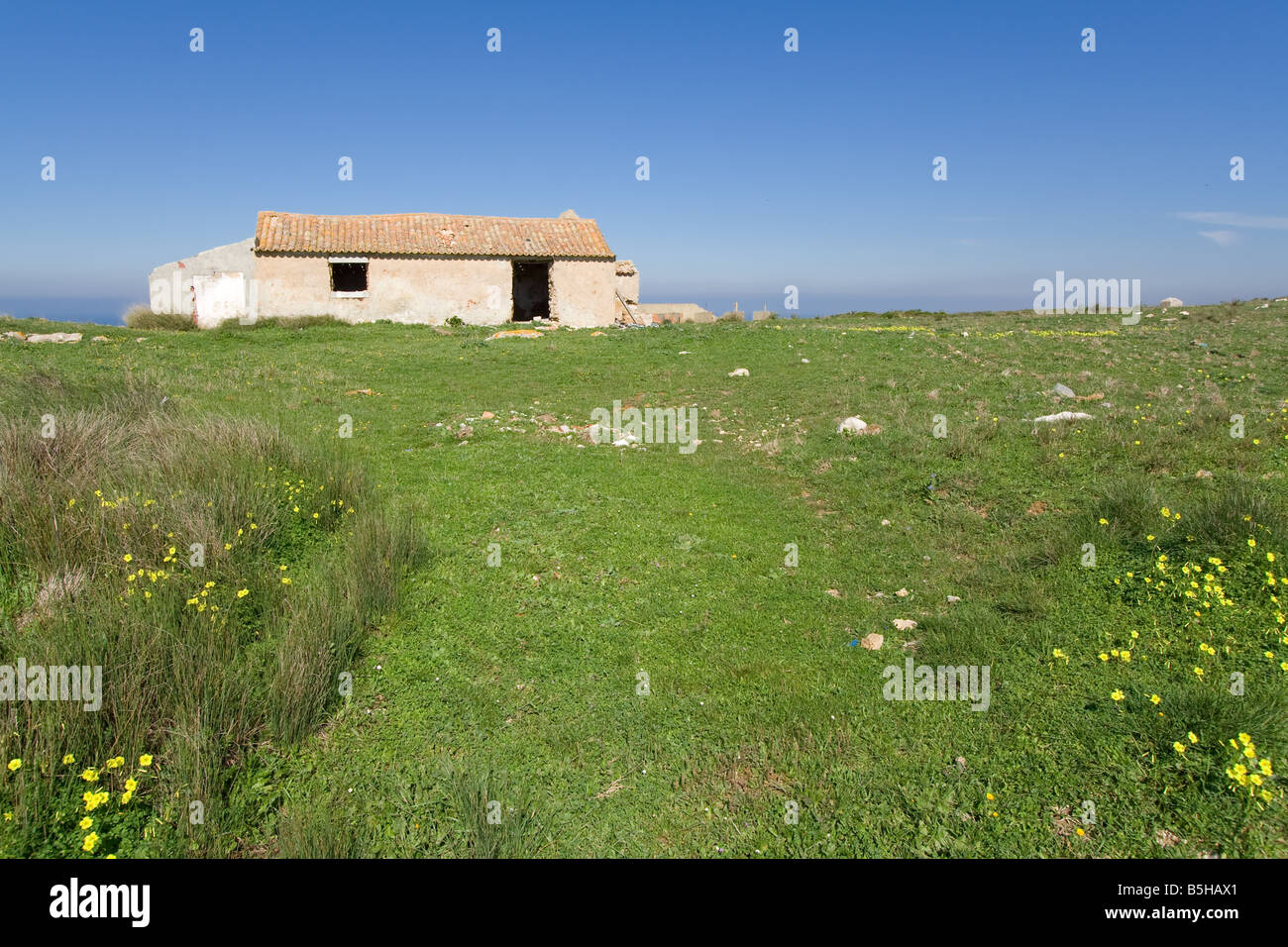 Old ruined rural house in the Espichel Cape landscape. Sesimbra ...