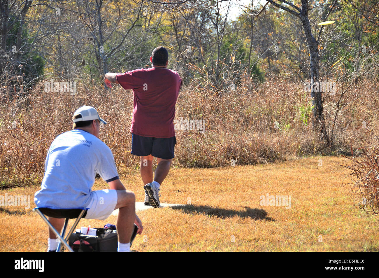 People throwing a frisbee hi-res stock photography and images - Alamy